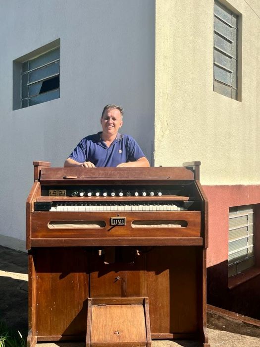 Doação de harmônio a museu de Peabiru, PR - Mensageiro Luterano